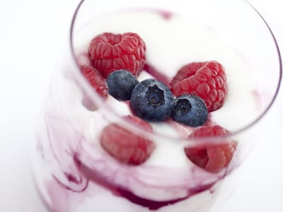 Müllerlight marbled raspberry & cranberry dessert - Bidfood