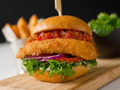 Crispy chicken fillet burgers with smoked tomato relish - Bidfood