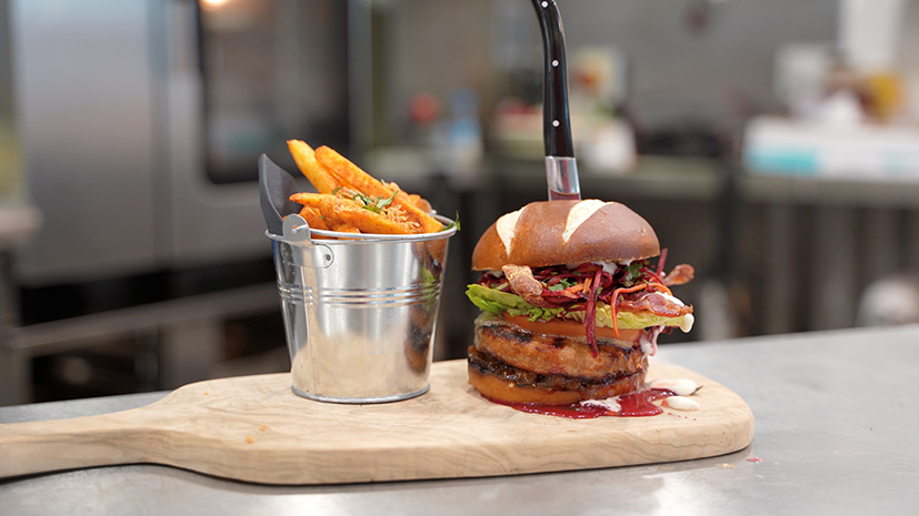 Pork and chorizo burger with Stilton and bacon - Bidfood