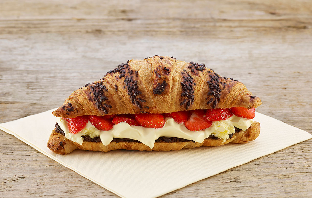 Schulstad strawberries and cream chocolate croissant - Bidfood